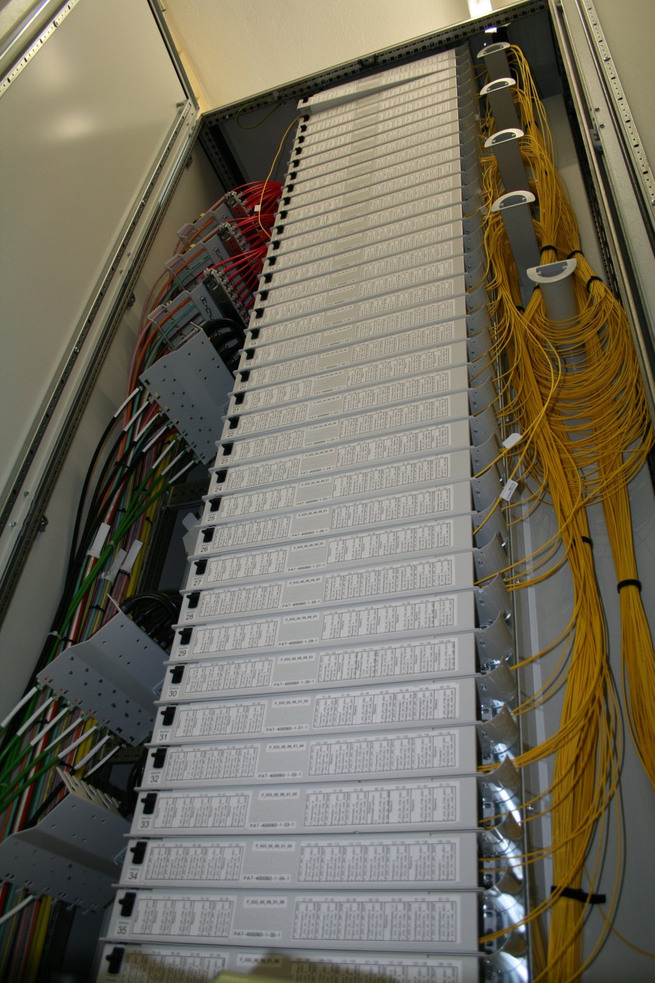 LWL-FTTB-Verteilerschrank-280cm | Lightchannel GmbH